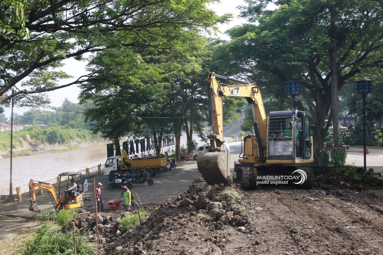 Dipersiapkan Untuk Jalur Bus Wisata, Akses Masuk Taman Bantaran ...
