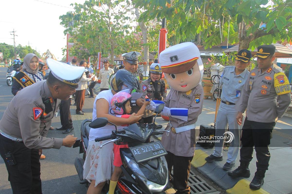 Tak Pandang Usia, Pengendara Motor Wajib Pakai Helm | Positif Inspiratif