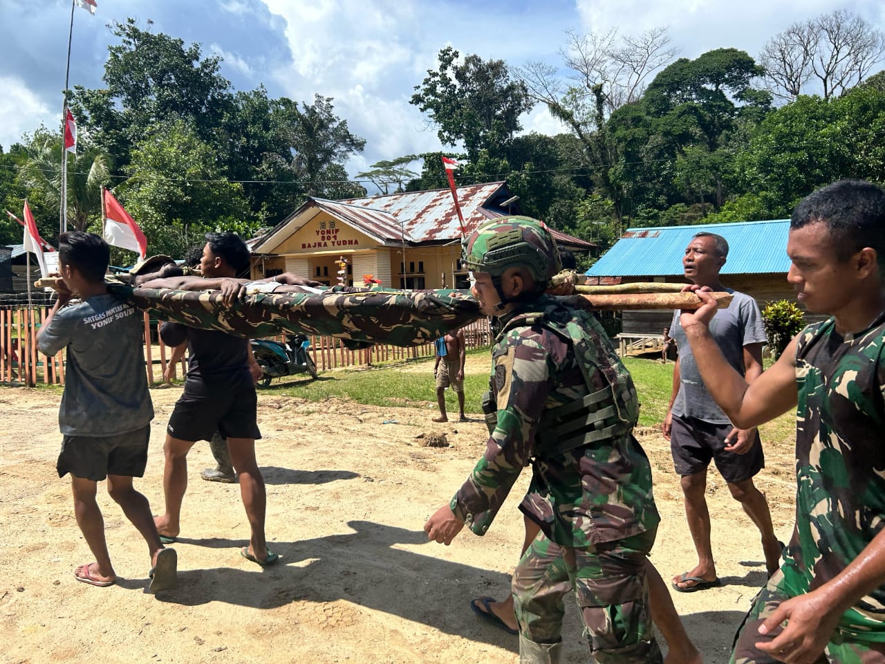 Warga Maybrat Diserang Babi Hutan, Prajurit Lintas Udara Yonif 501/BY ...